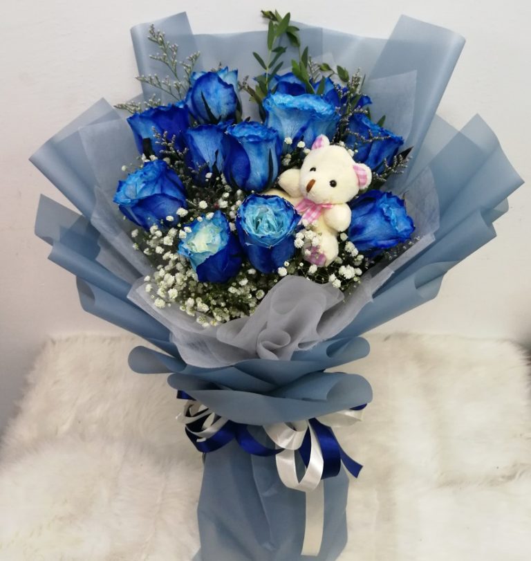 Sending blue roses bouquet to make his day special