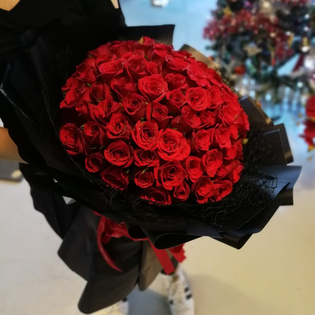 Buy 100 Red Roses in black warpping hand bouquet - Blooming