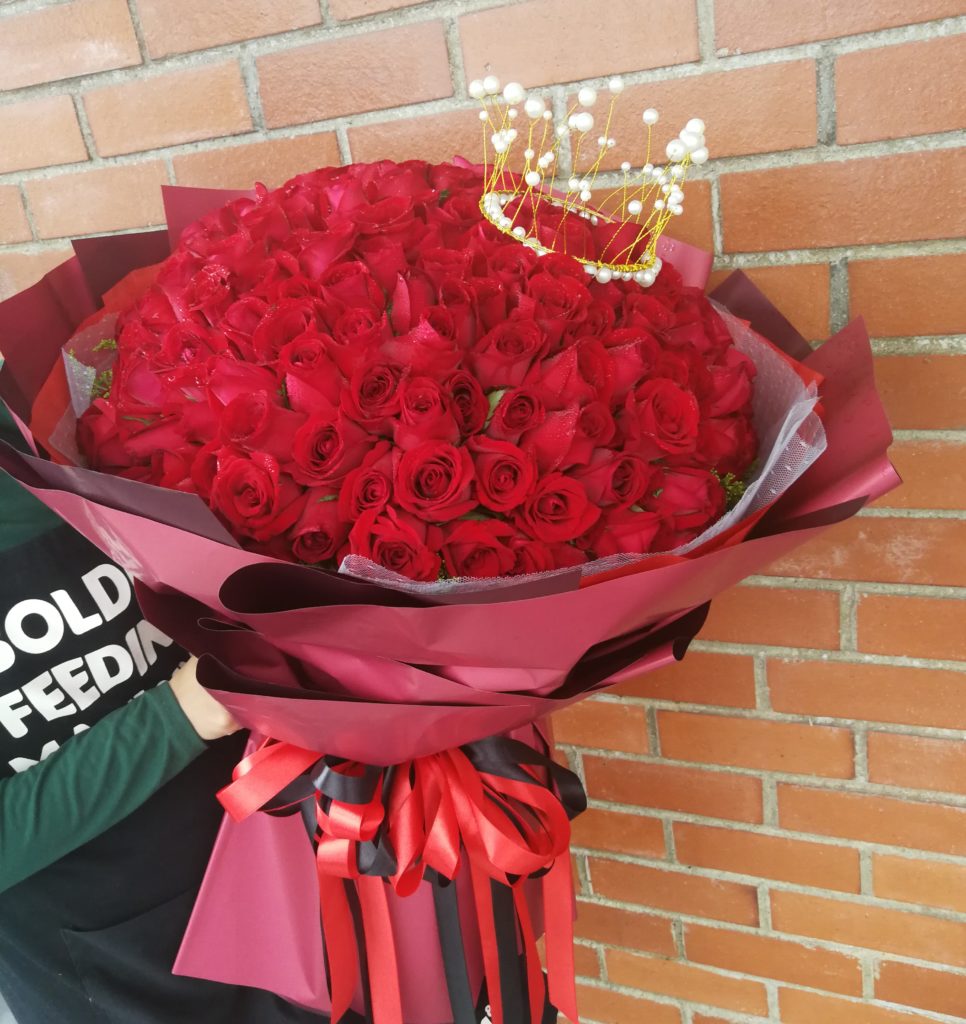 VHH001 100 Roses Hand Bouquet 100 Roses to wow your Loved one