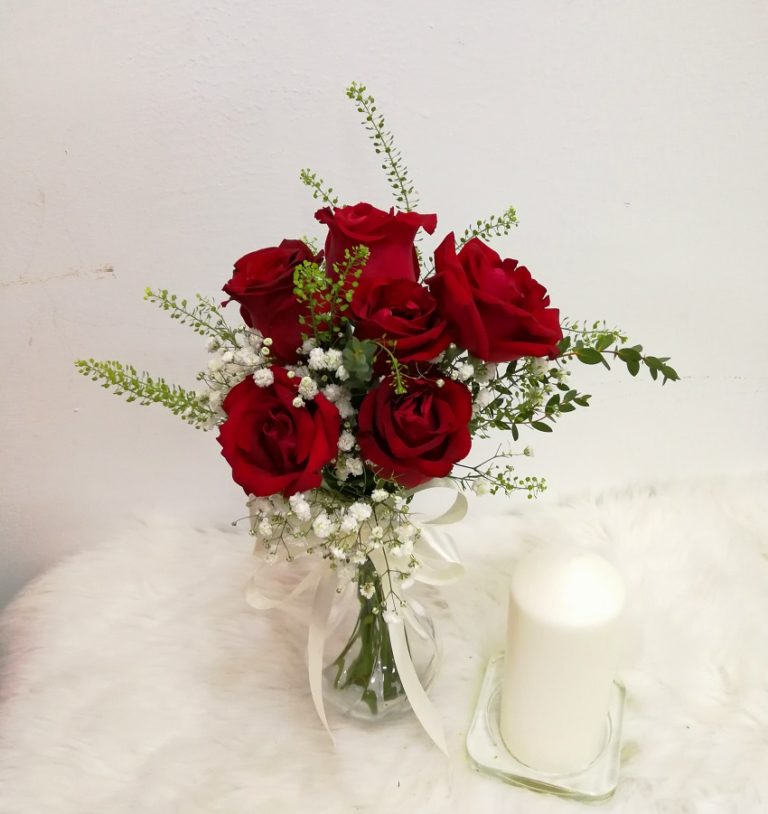 VV001 - Fresh and sweet Red Roses in a vase - Blooming Florist