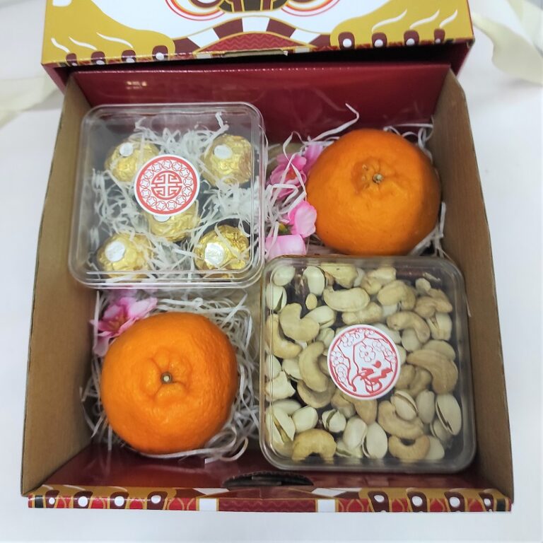 Gift box mandarin oranges, ferrero rocher, cookies and nuts - Blooming