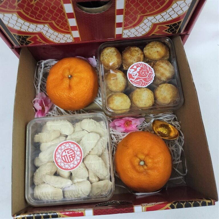 Gift box mandarin oranges, ferrero rocher, cookies and nuts - Blooming