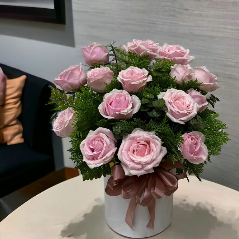 Sweet pink roses in an elegant box - Blooming
