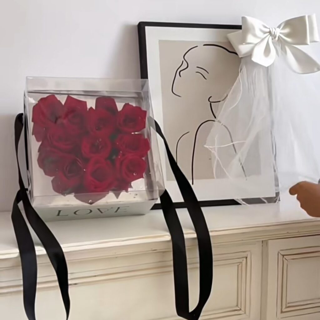 Brilliant red roses in an elegant box - Blooming